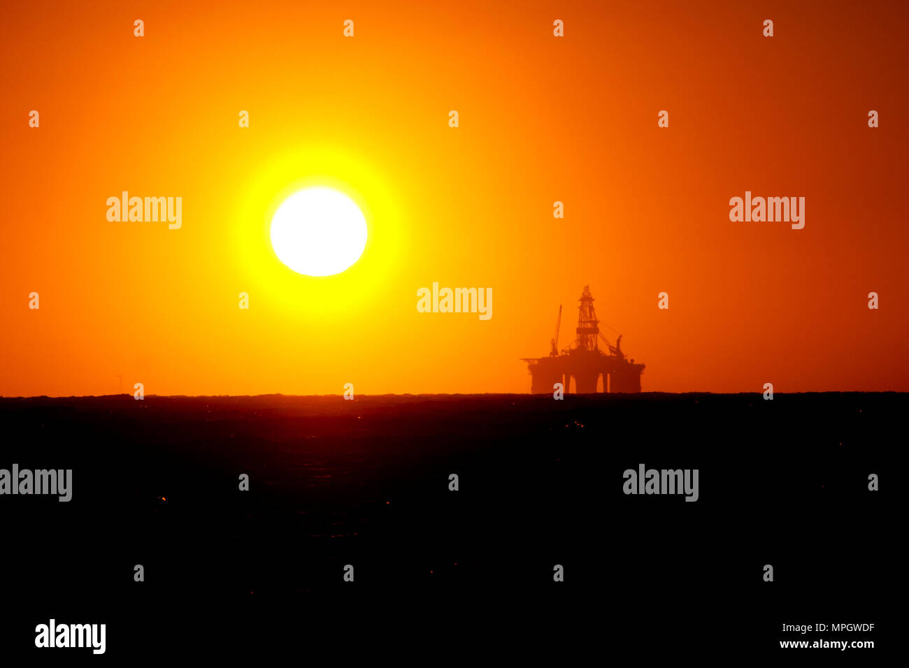 Ocean Oil Rig Sunset Stock Photo - Alamy