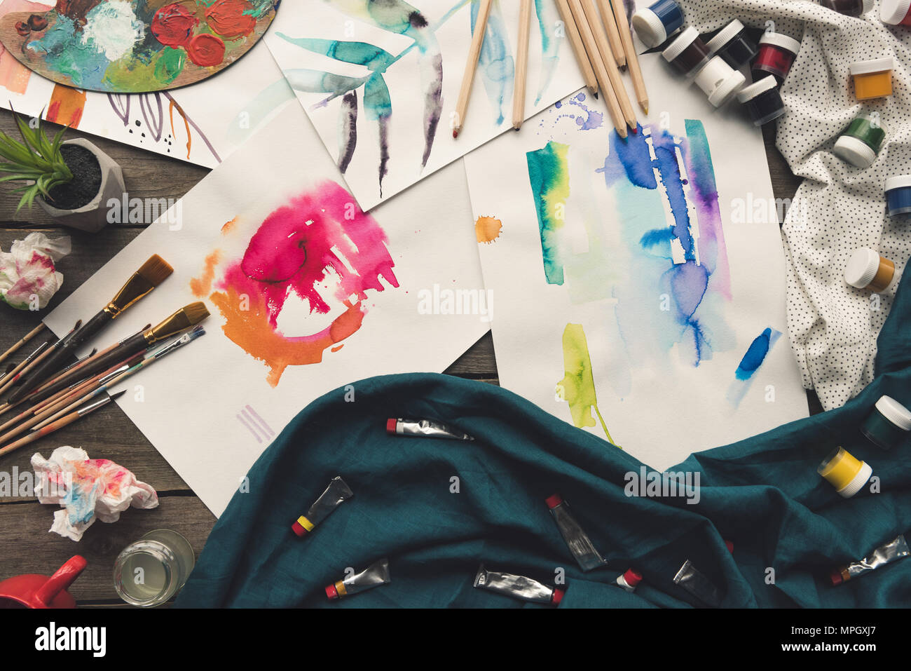 Scattered drawings hi-res stock photography and images - Alamy
