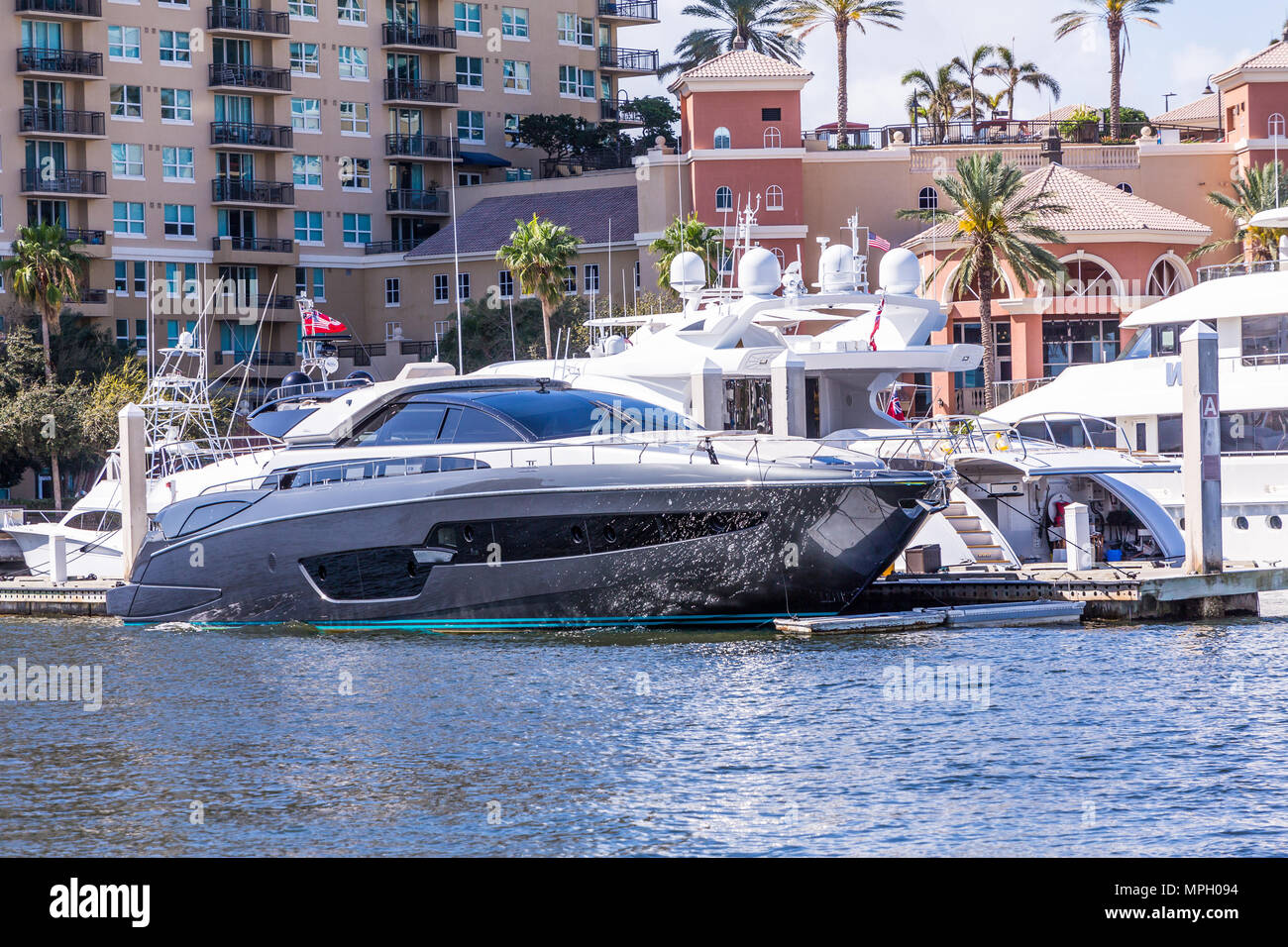 Marina residential building in hi-res stock photography and images - Alamy