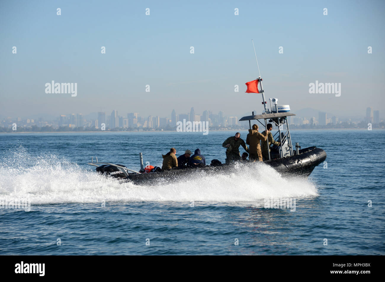 Sailors assigned to Mobile Dive and Salvage Company 11-7 participate in ...