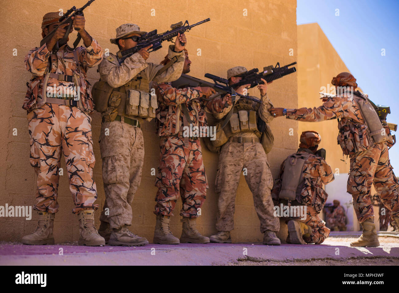 Omani soldiers hi-res stock photography and images - Alamy