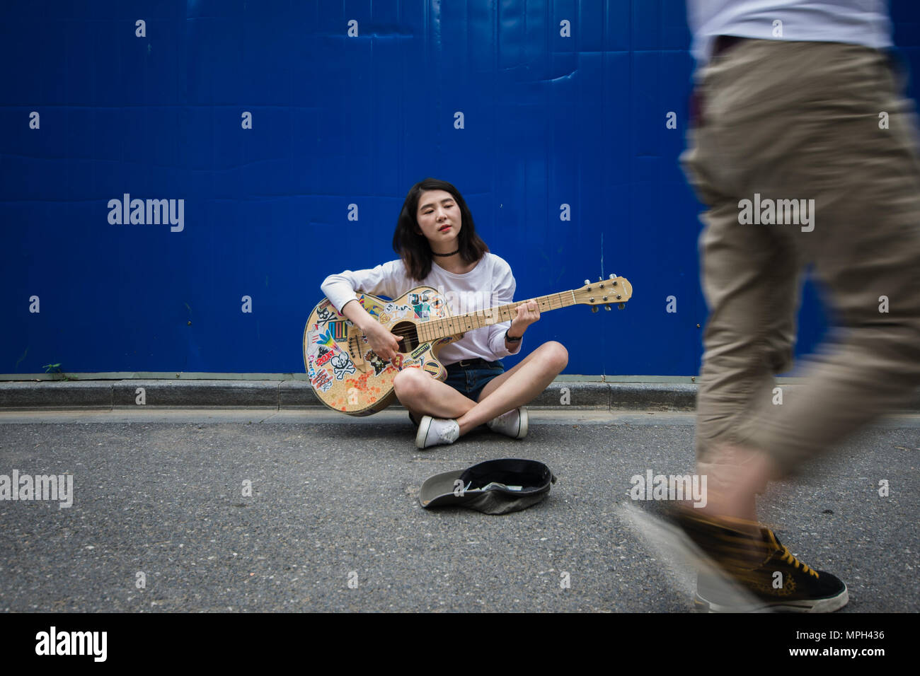 Lonely singer hi-res stock photography and images - Alamy