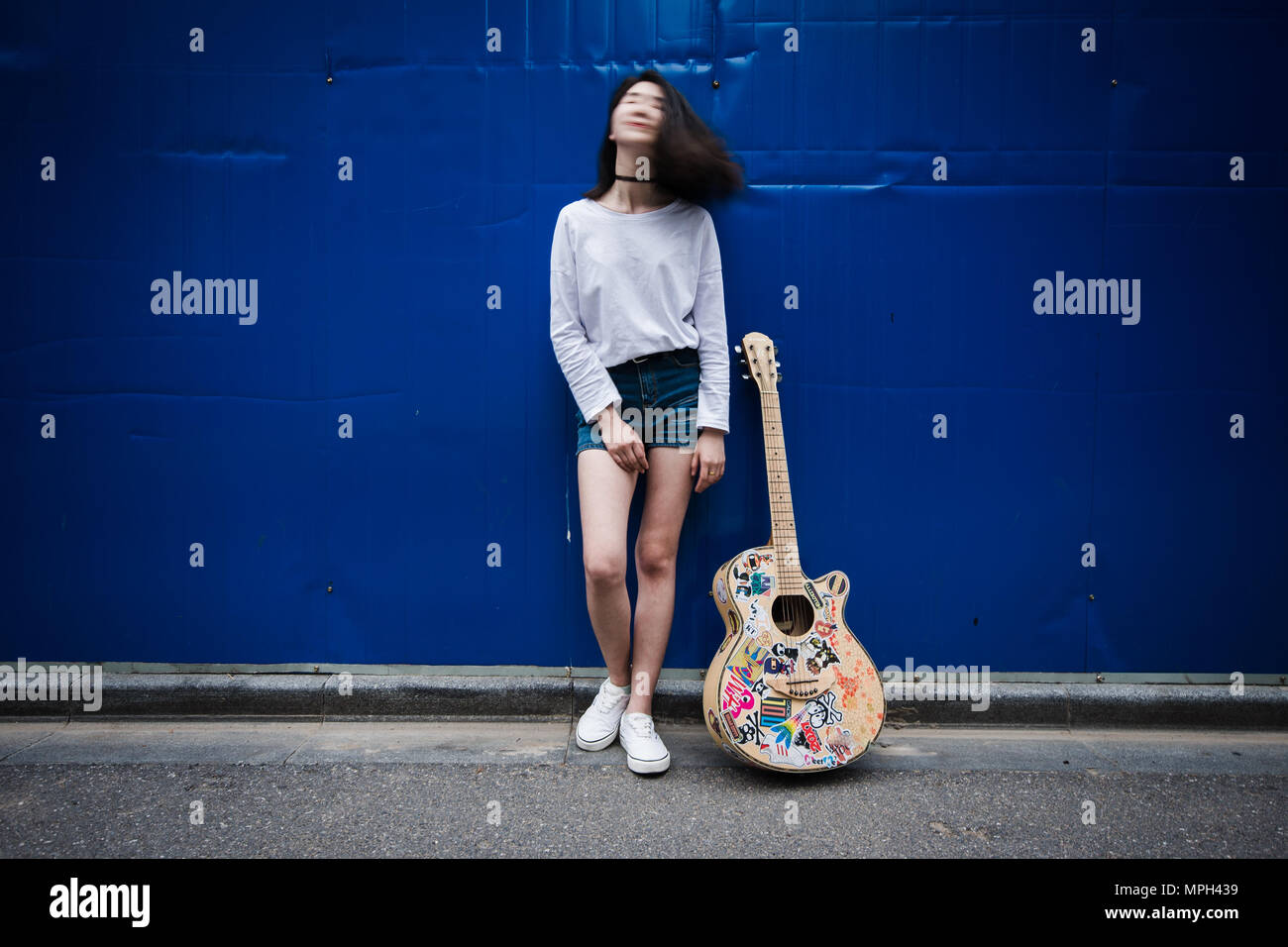 Lonely singer hi-res stock photography and images - Alamy