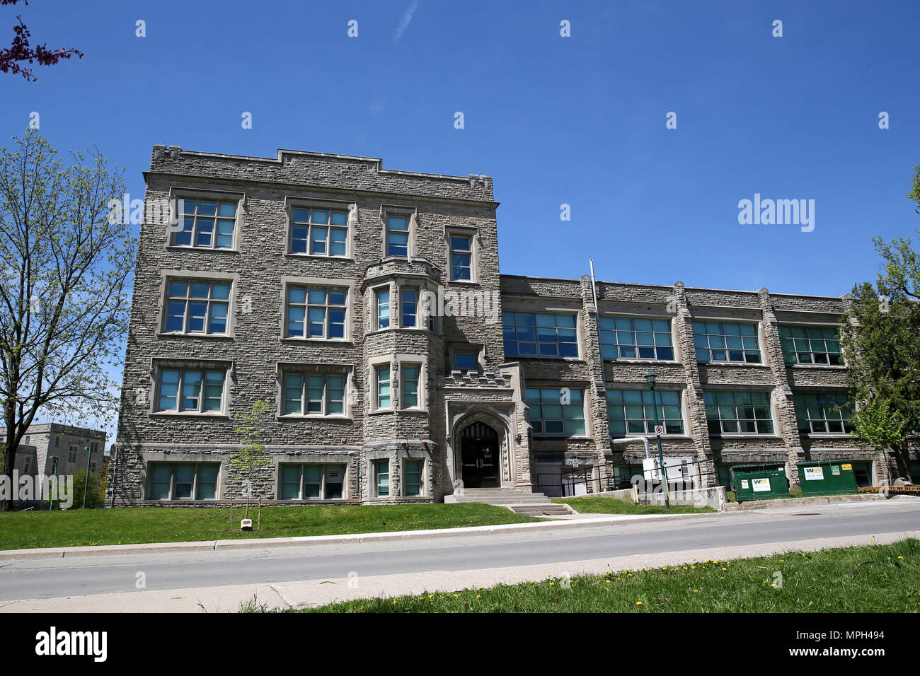 Physics building hi-res stock photography and images - Alamy