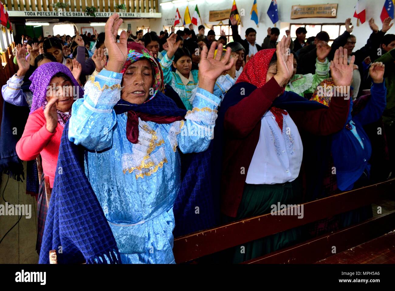Church people clapping singing hi-res stock photography and images - Alamy