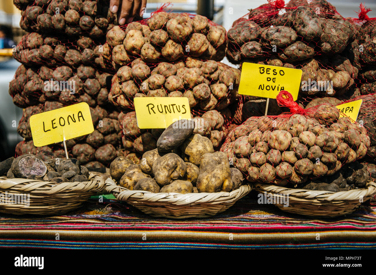 Peru potatoes market hi-res stock photography and images - Alamy