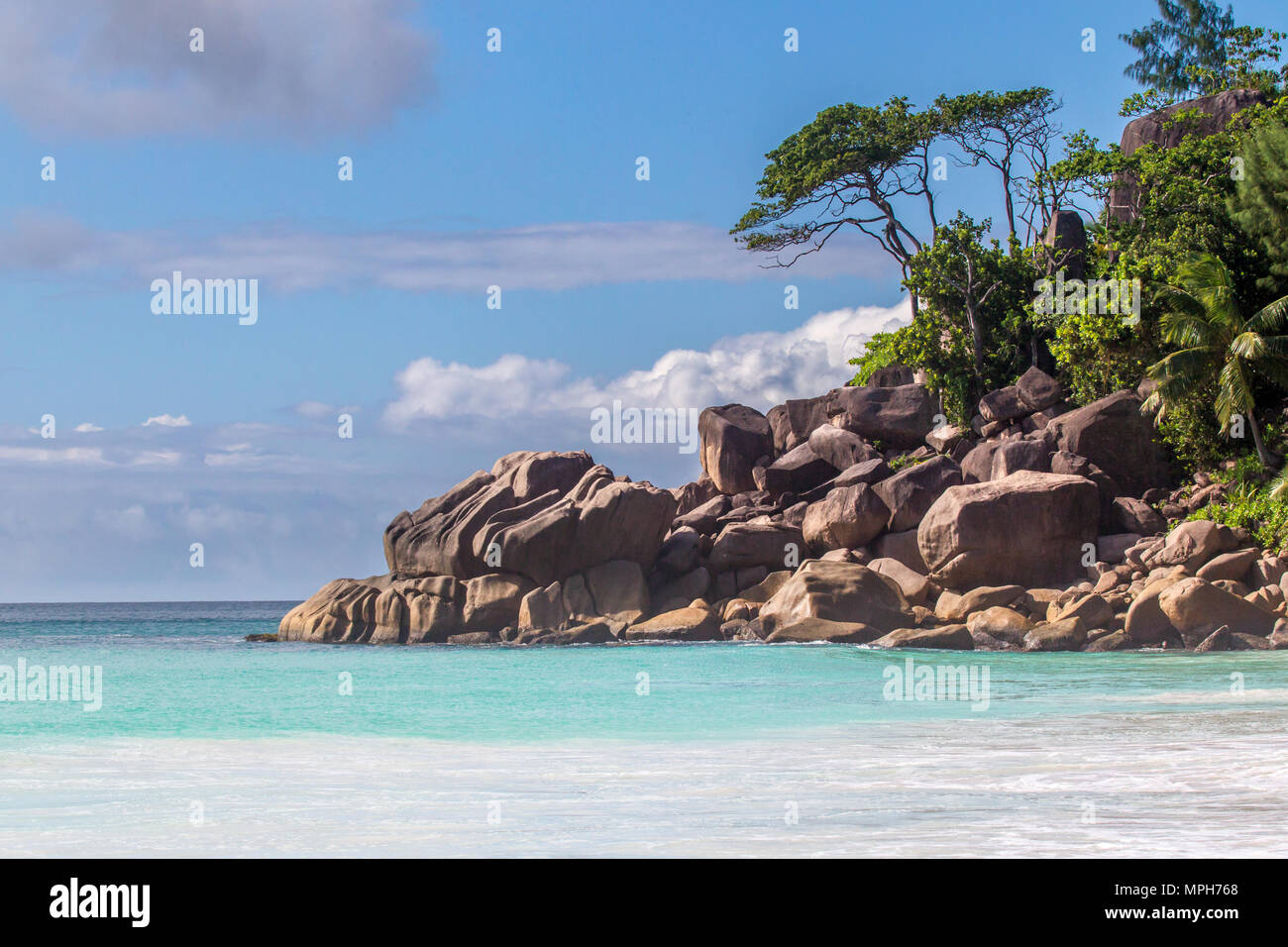 Beach with granite rocks hi-res stock photography and images - Alamy