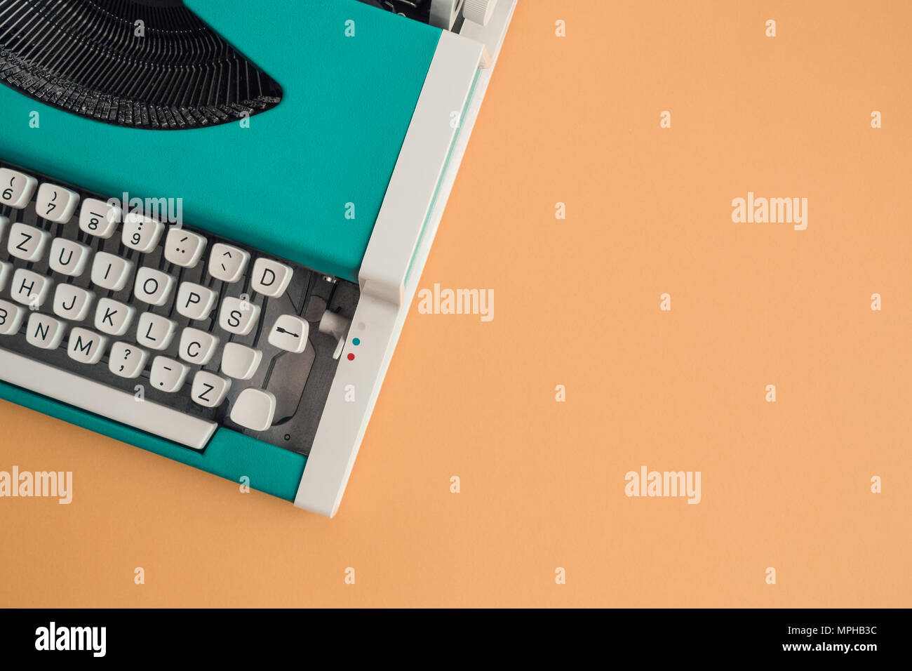 Vintage turquoise typewriter hi-res stock photography and images - Alamy