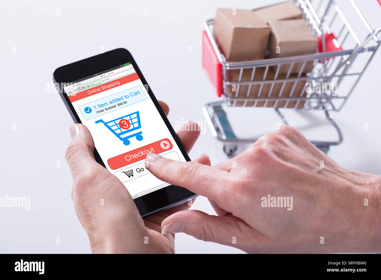 Using shopping cart trolley hi-res stock photography and images - Alamy