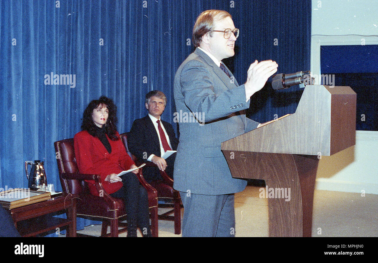 ROSKENS- END HUNGER AWARDS 1990 - Man speaking at podium Stock Photo ...