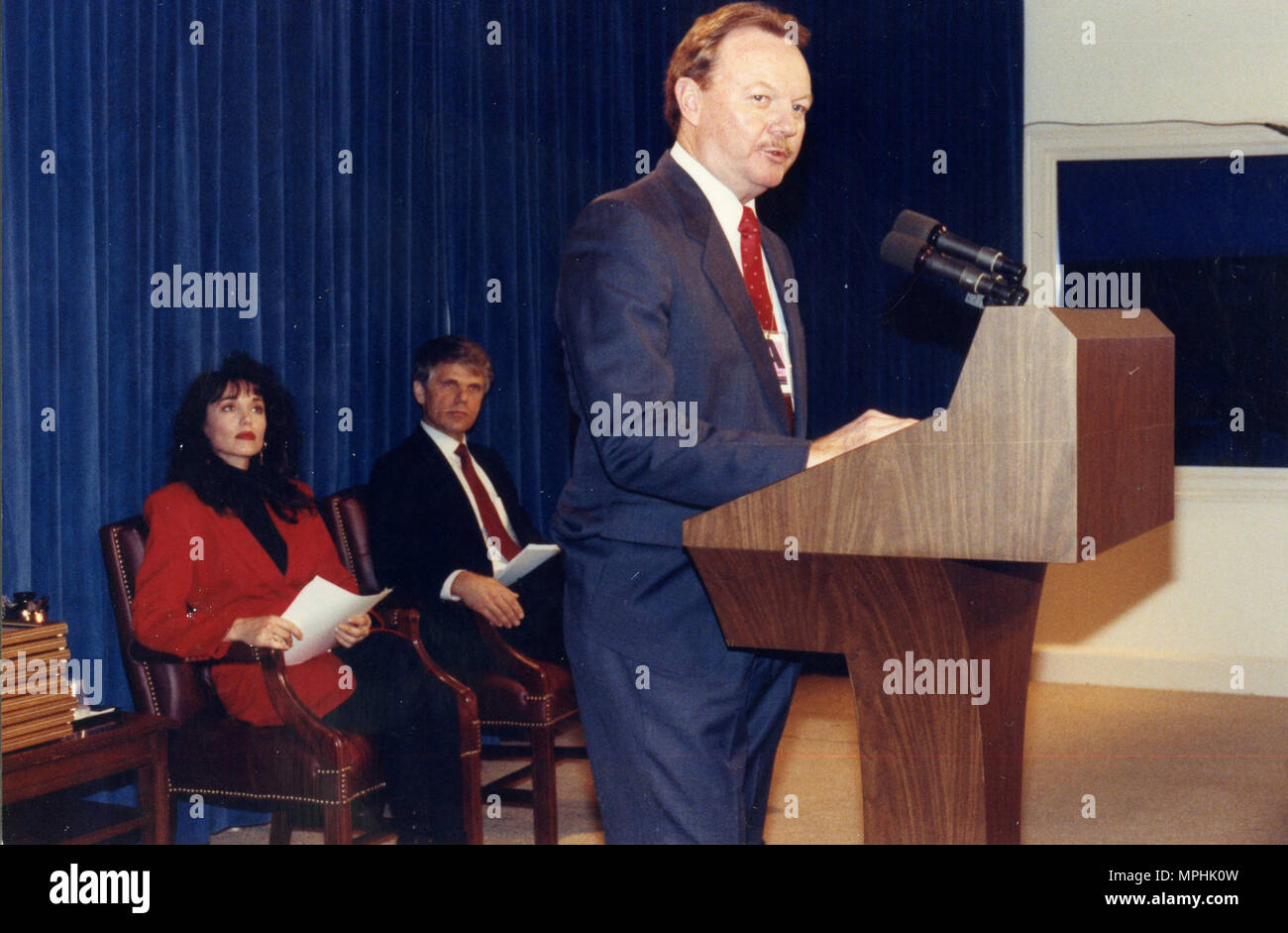 ROSKENS- END HUNGER AWARDS 1990 - Awardee speaking at podium Stock ...