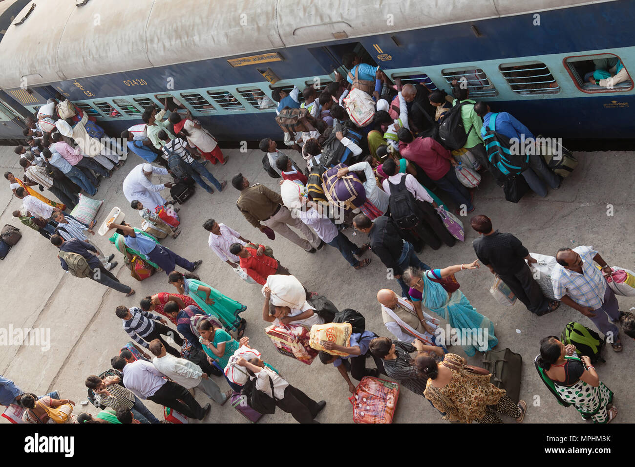 Overcrowded indian train hi-res stock photography and images - Alamy