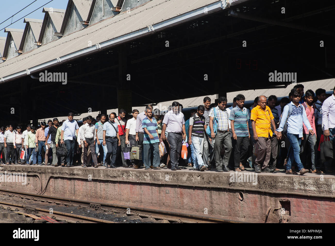 Howrah railway platform hi-res stock photography and images - Alamy