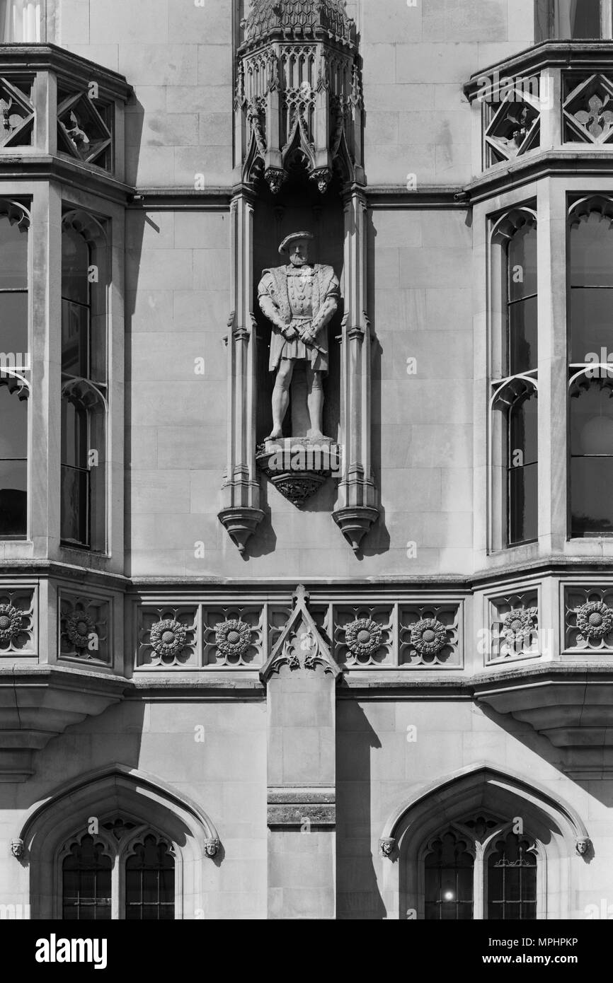 Henry viii statue kings college cambridge Black and White Stock Photos ...