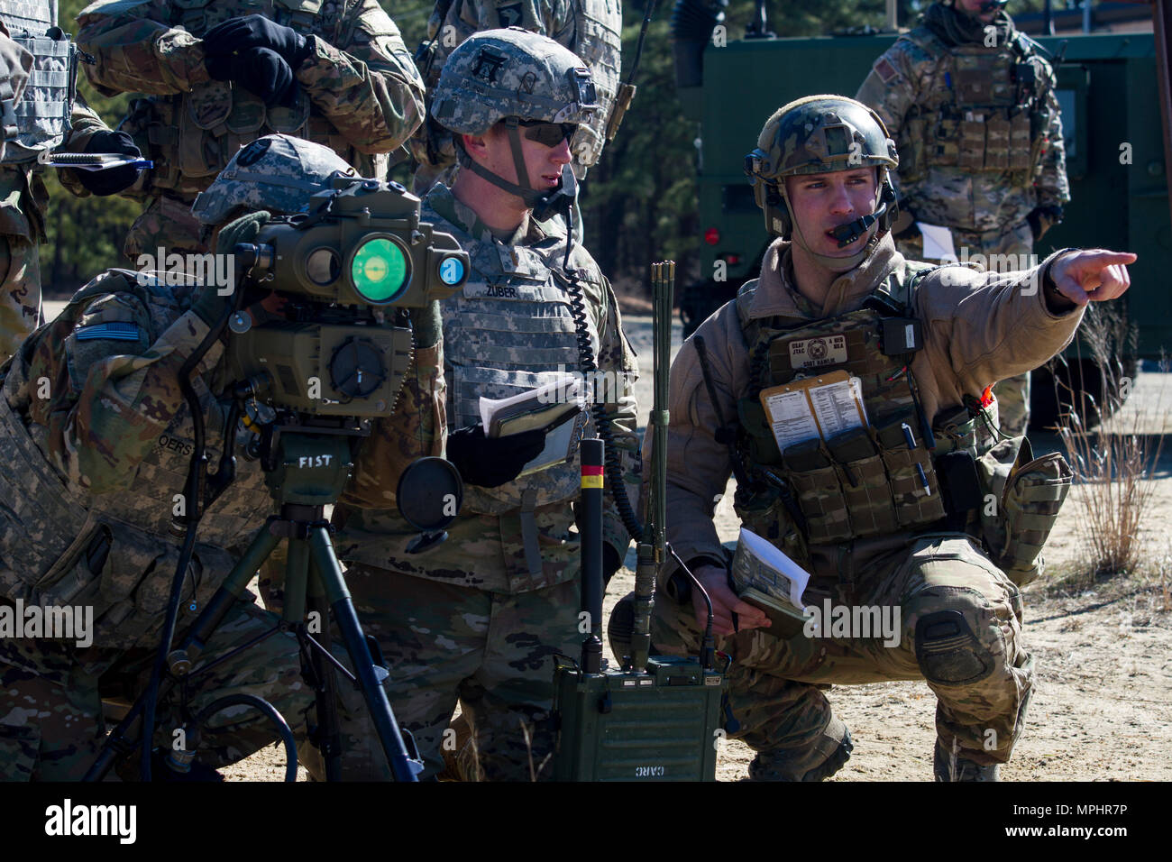 U.S. Army Soldiers assigned to the 101st Airborne Division (Air Assault ...