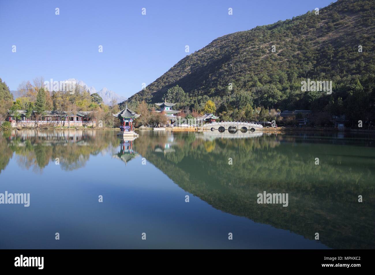 Black Dragon Pool (Old Town of Lijiang, Yunnan, China Stock Photo - Alamy