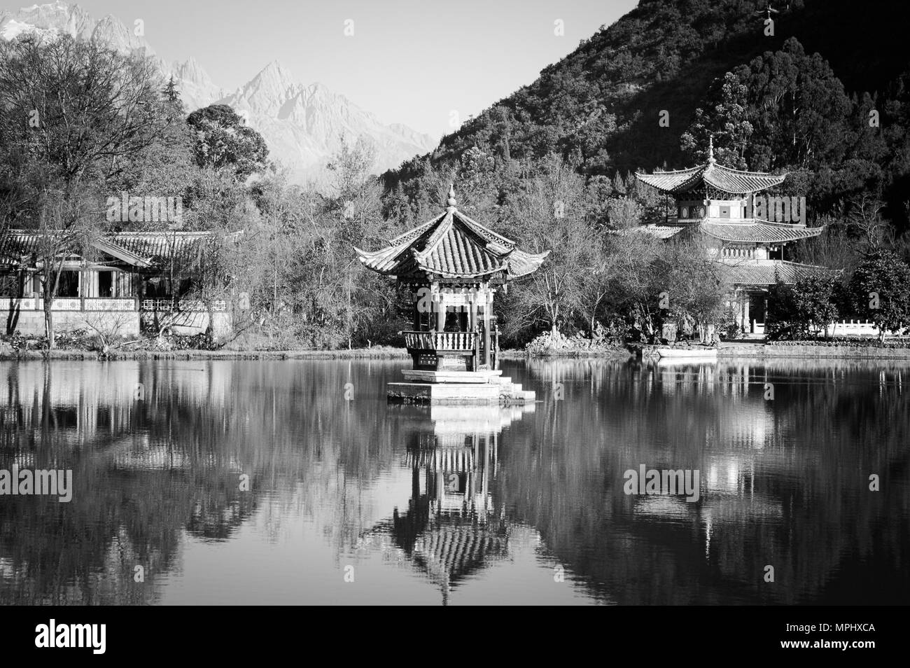 Black Dragon Pool (Old Town of Lijiang, Yunnan, China Stock Photo - Alamy