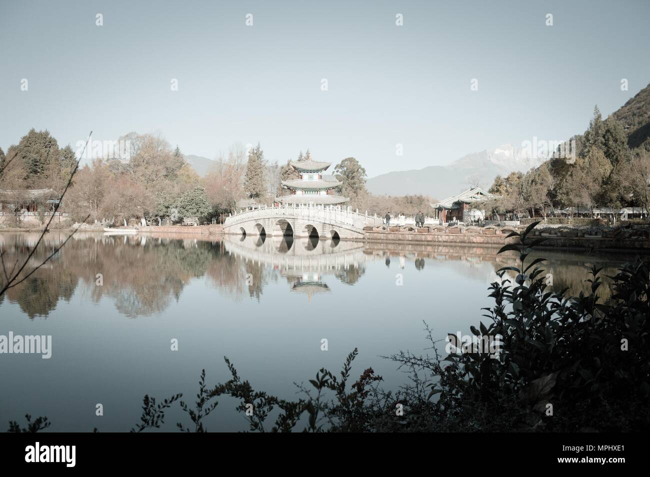 Black Dragon Pool (Old Town of Lijiang, Yunnan, China Stock Photo - Alamy