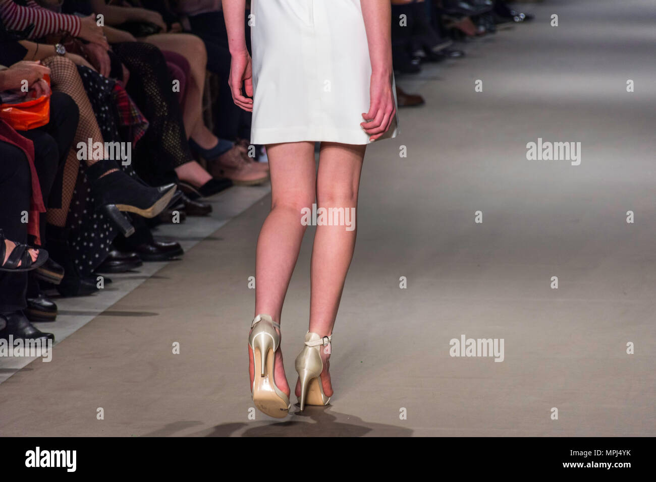 Female runway models hi-res stock photography and images - Alamy