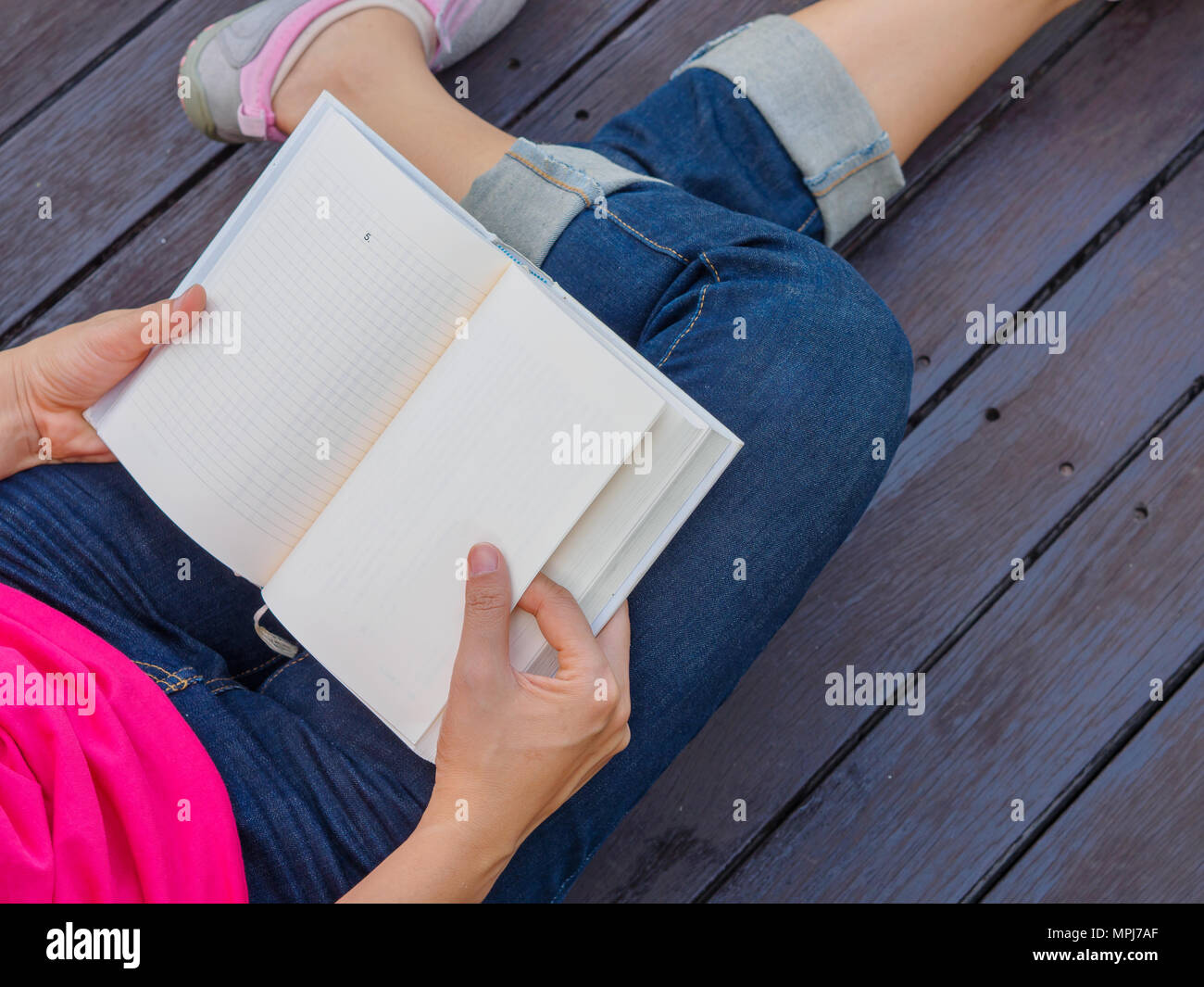Woman reading book on library floor hi-res stock photography and images ...