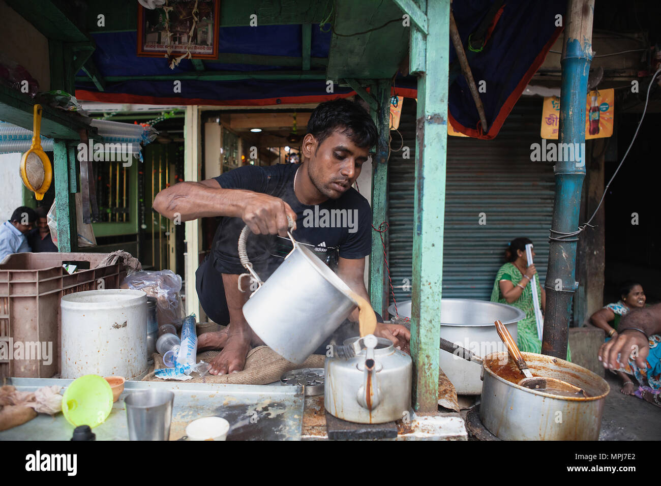 Man serving chai india hi-res stock photography and images - Alamy