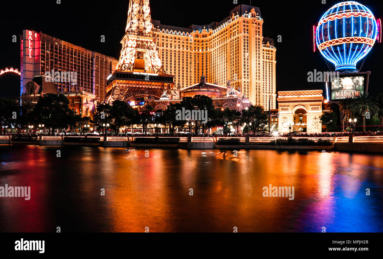 Bellagio fountain street view hi-res stock photography and images - Alamy