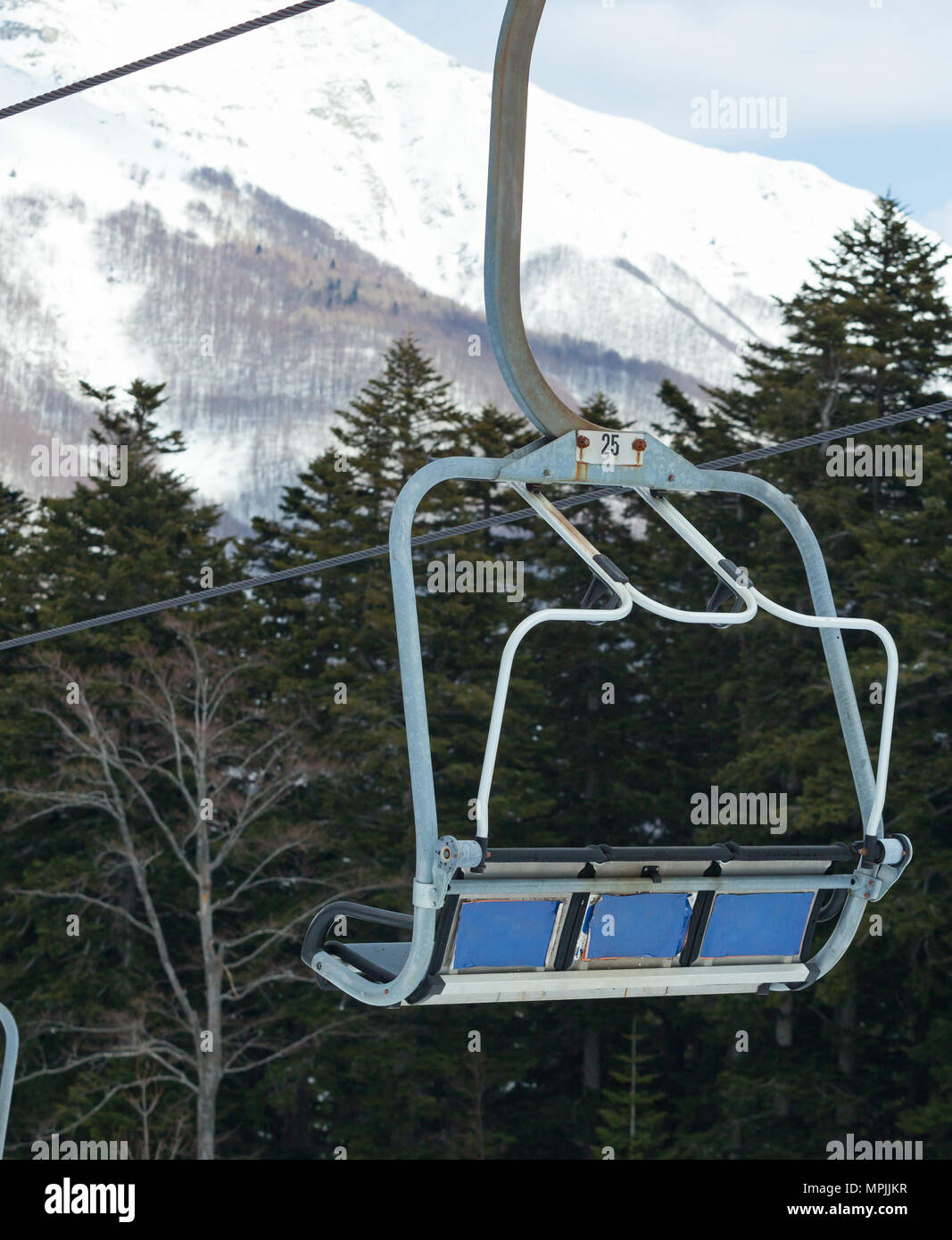 Chair lift on over the snowy forest at Abetone, Italy Stock Photo - Alamy