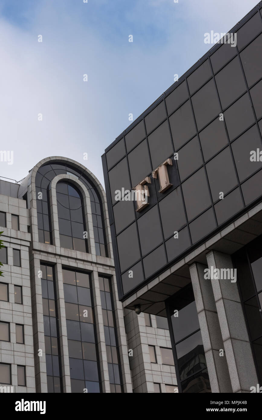 Newspaper london financial times hi-res stock photography and images ...