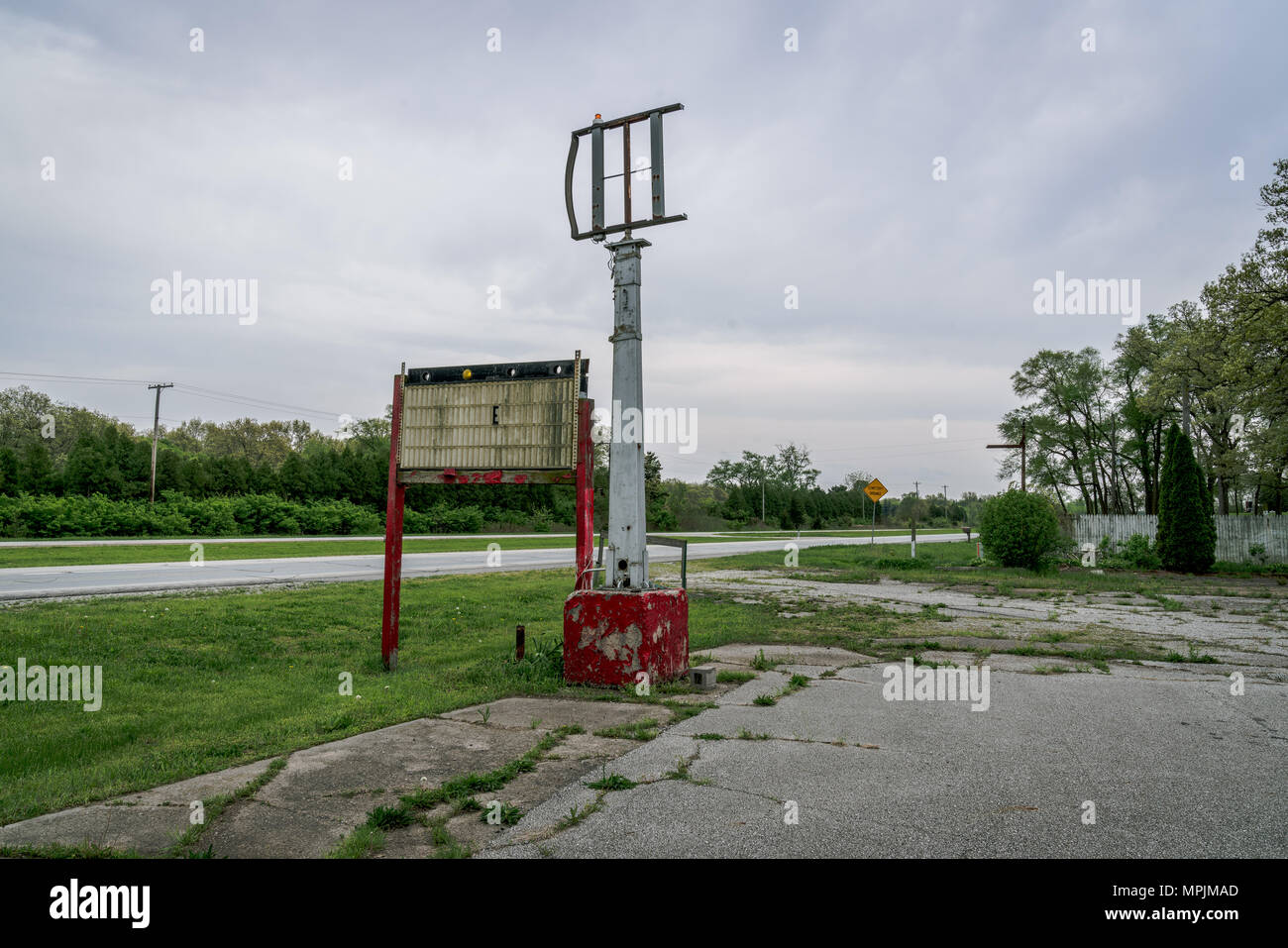 Abandoned Sign in Indiana Farm country on side of back road, USA Stock ...