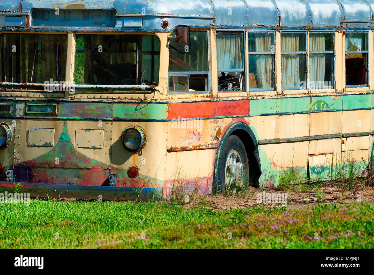 Abandoned bus left to rust and deteriorate Stock Photo - Alamy