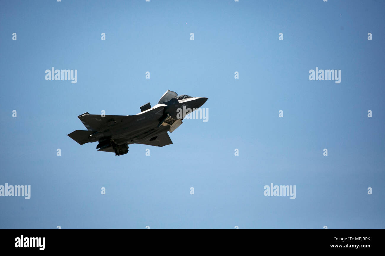 An F-35B Lightning II with Marine Fighter Attack Squadron 211 (VMFA-211 ...