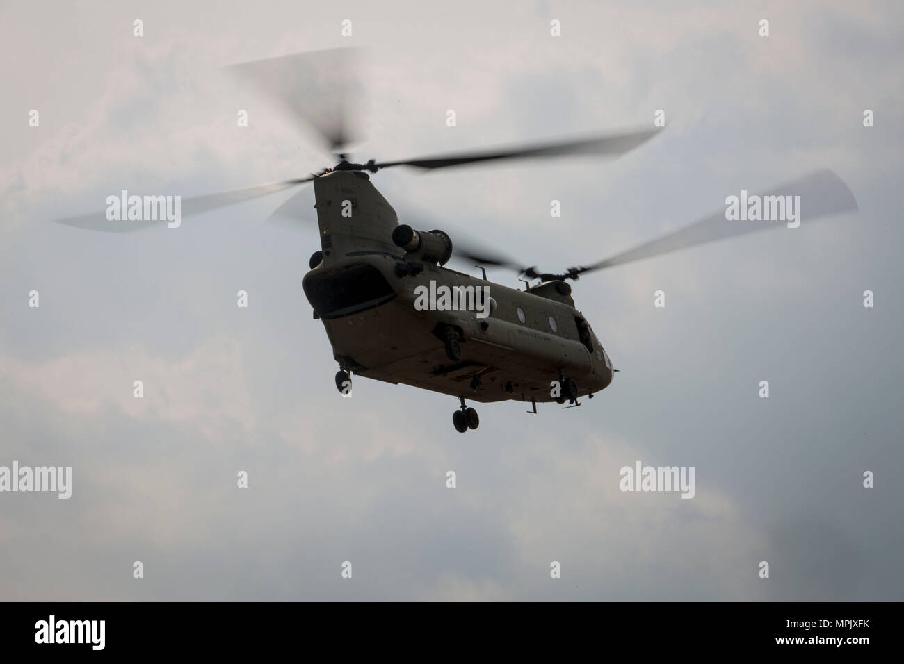 A U.S. Army CH-47 Chinook assists U.S. Marines with 3d Reconnaissance ...