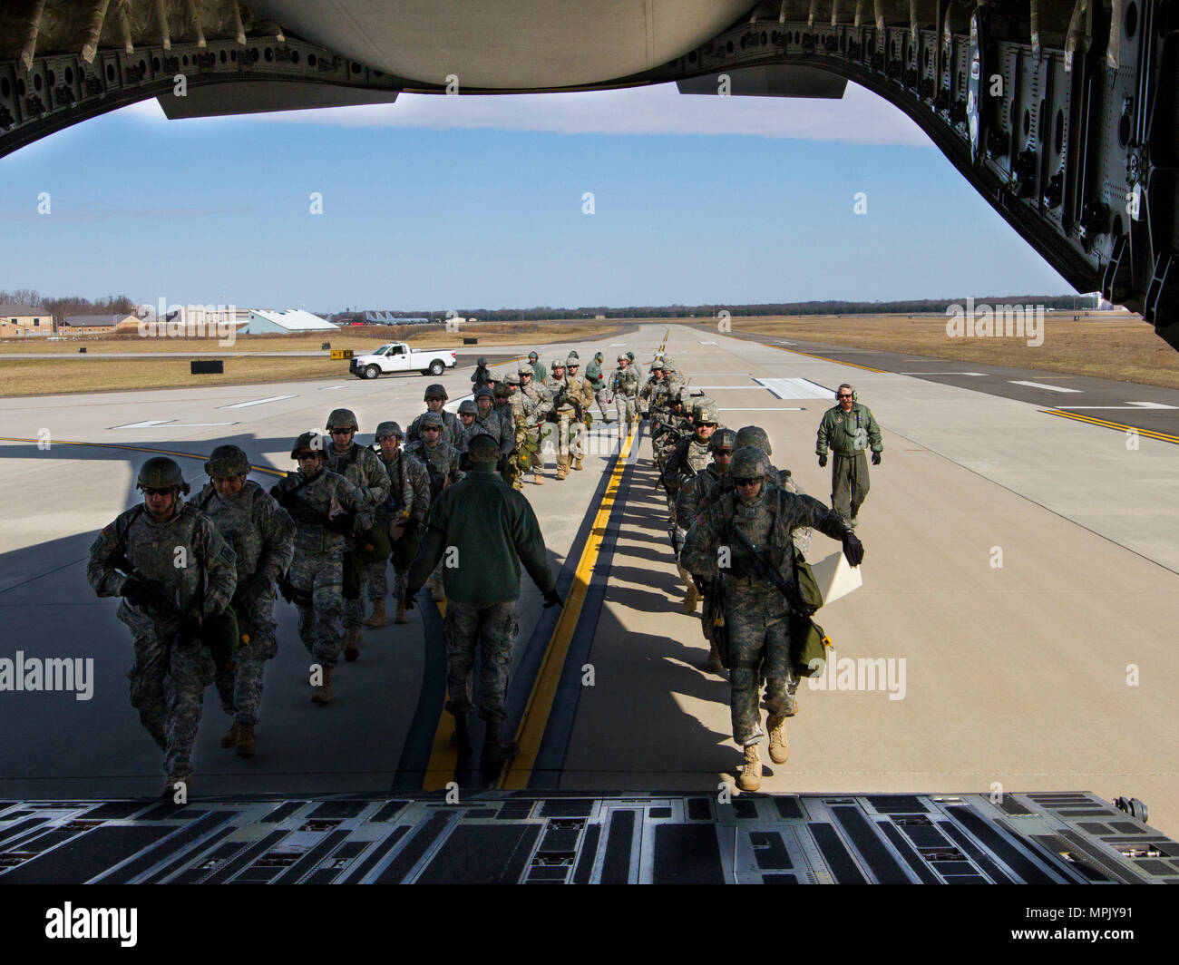 U.S. Army Reserve Soldiers assigned to the 423rd Military Police ...