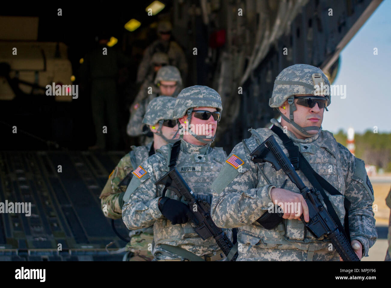 U.S. Army Reserve Soldiers assigned to the 423rd Military Police ...