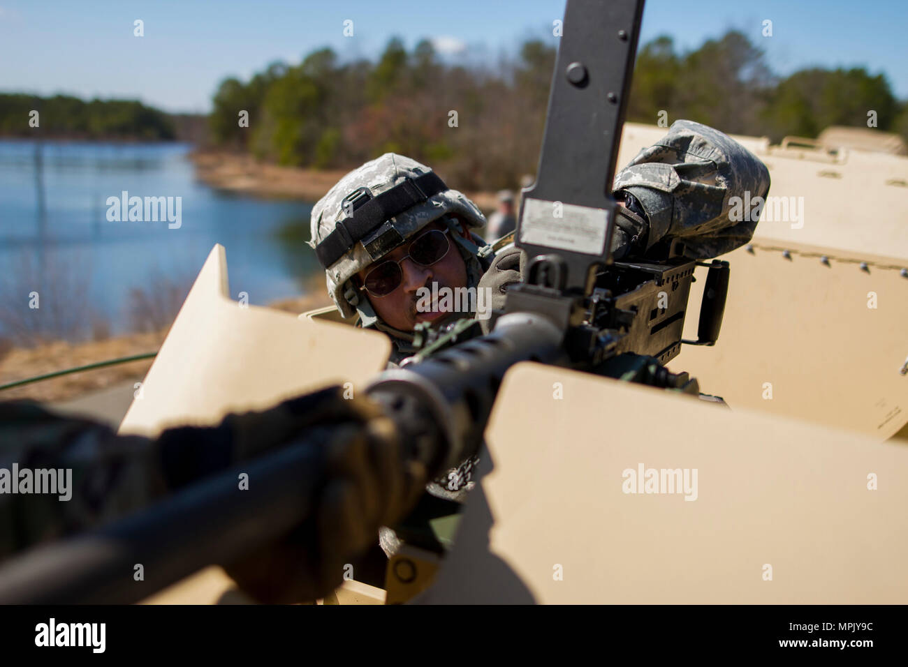 U.S. Army Reserve Soldiers assigned to the 423rd Military Police ...