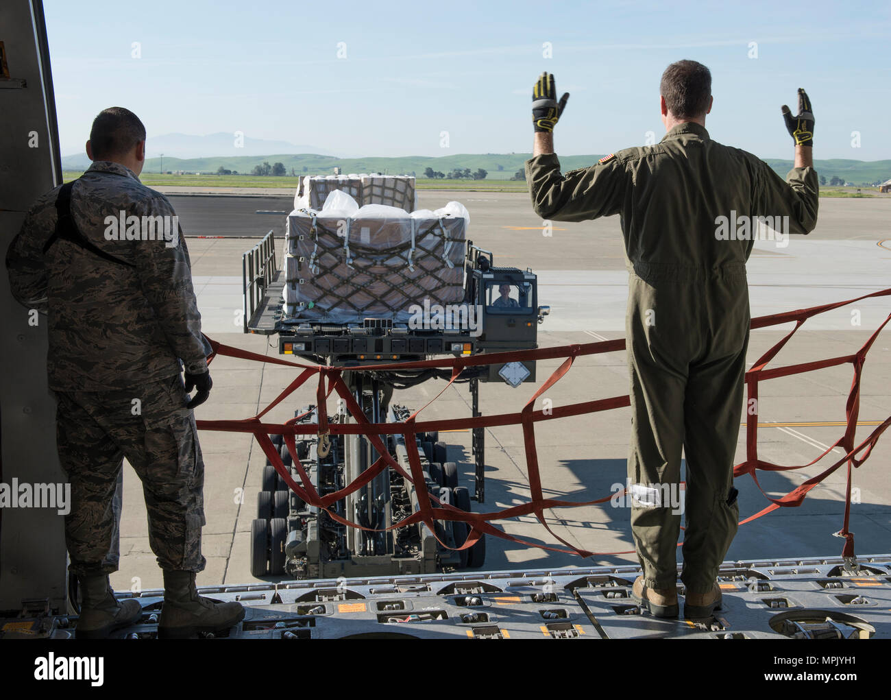 60k tunner aircraft loader hi-res stock photography and images - Alamy