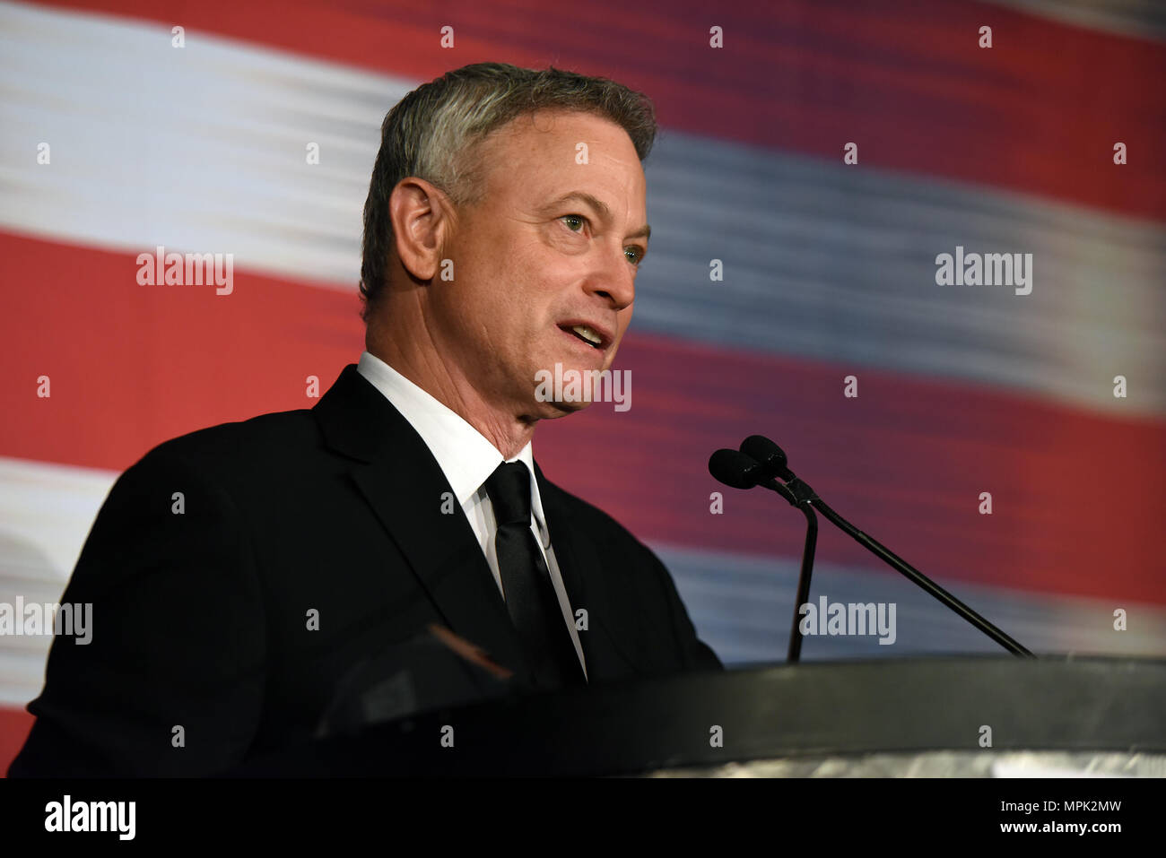 Gary Sinise, actor and humanitarian, addresses the USO of Metropolitan ...