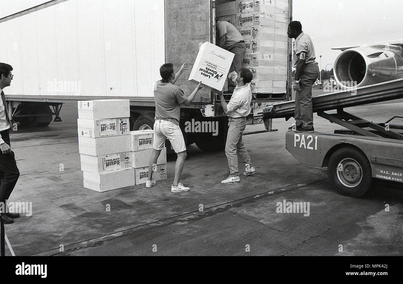 MEN LOADING BOXES ON TO A TRUCK Stock Photo - Alamy