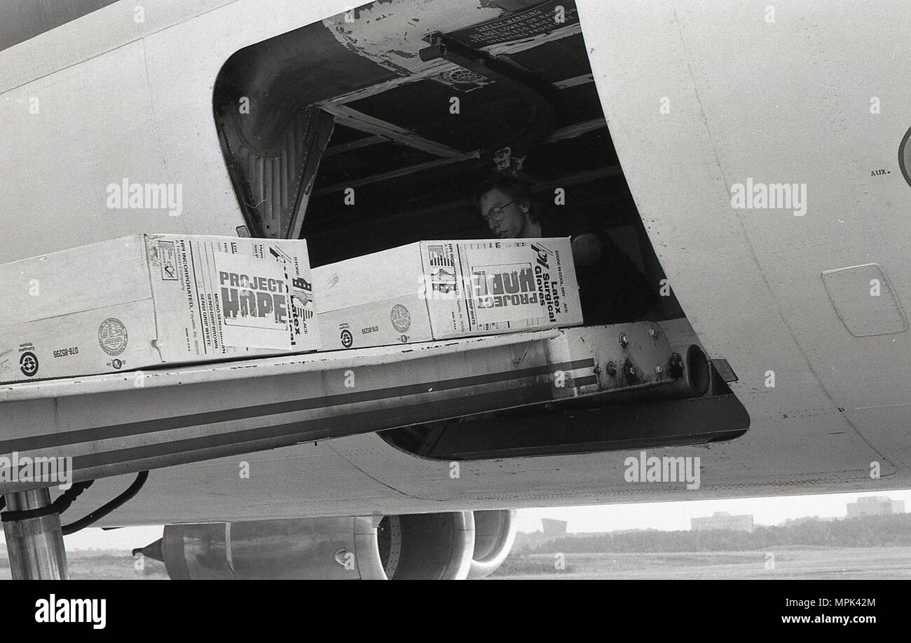 MAN UNLOADING BOXES OFF A PLANE Stock Photo - Alamy