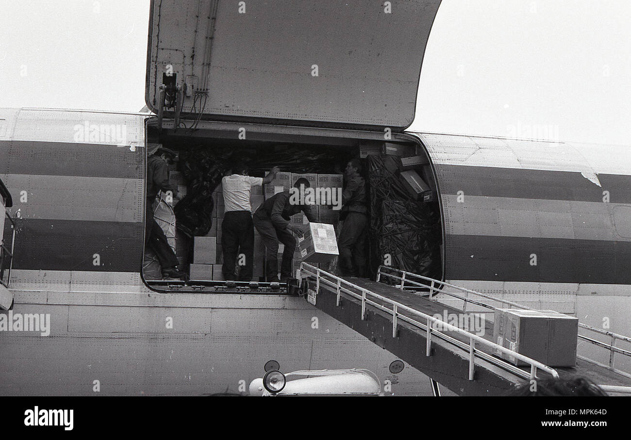 MEN UNLOADING CARGO OFF A PLANE Stock Photo - Alamy
