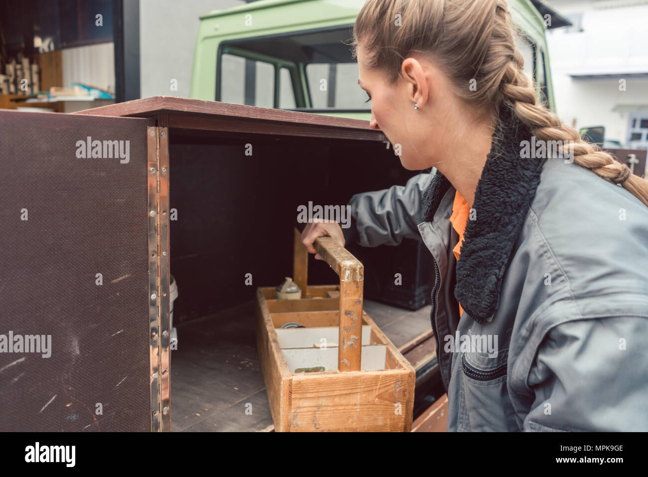 Mobile workshop hi-res stock photography and images - Alamy