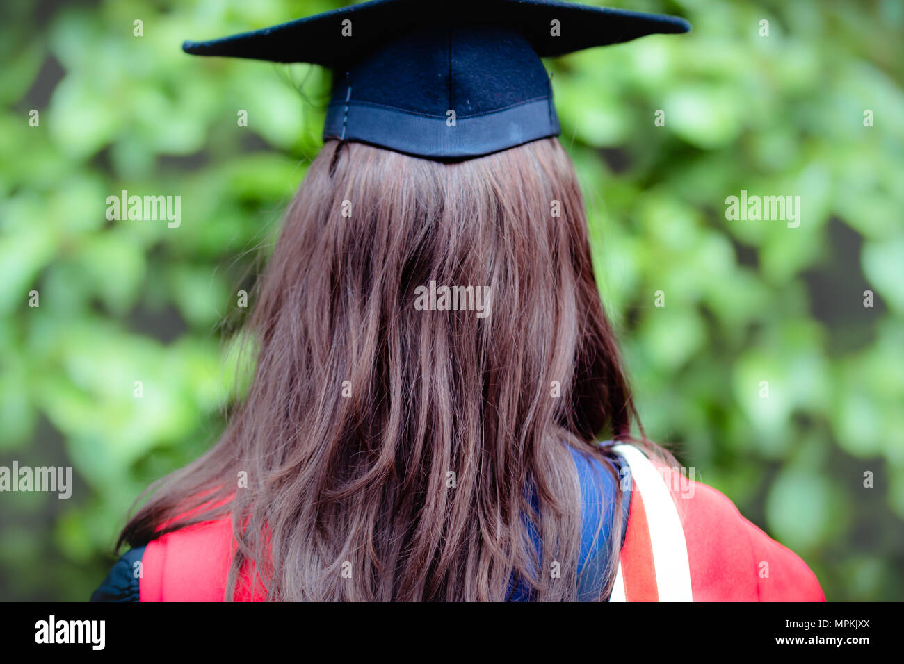 Female graduation cap and gown hi-res stock photography and images - Alamy