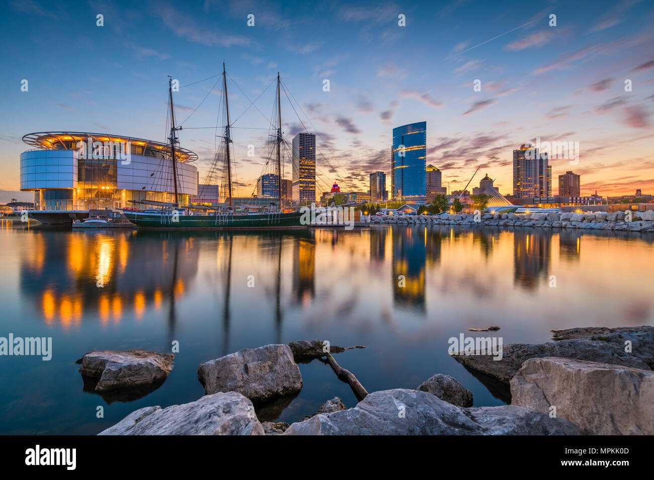 Milwaukee, Wisconsin, USA downtown city skyline on Lake Michigan at ...