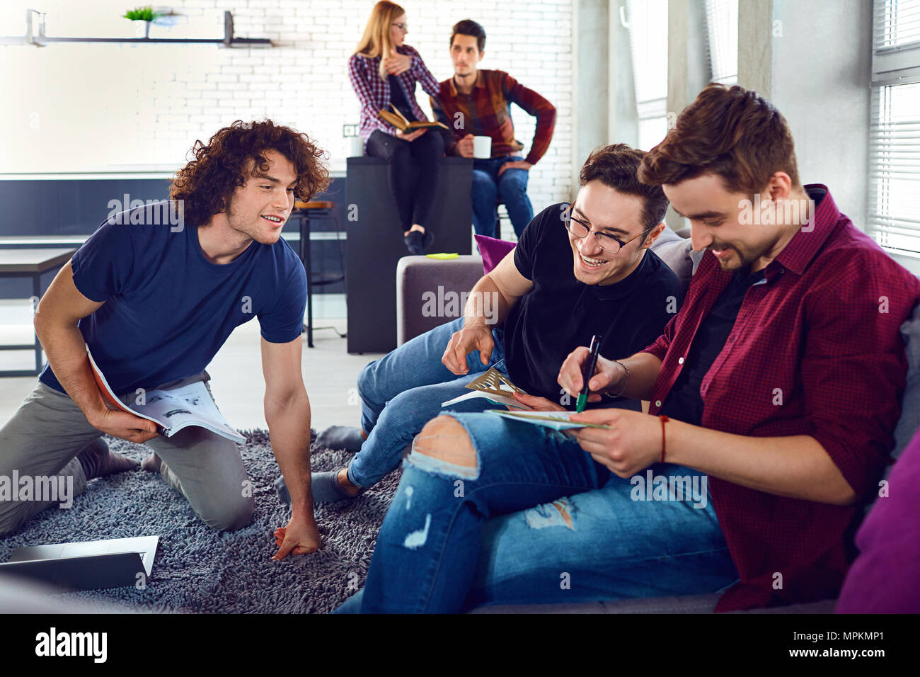 Teamwork study young hi-res stock photography and images - Alamy