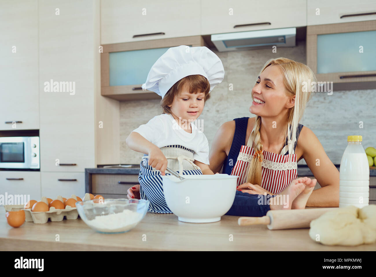 Family baking cakes in kitchen hi-res stock photography and images - Alamy