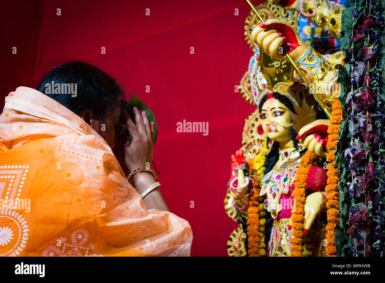 Traditional bengali woman holding pooja hi-res stock photography and ...