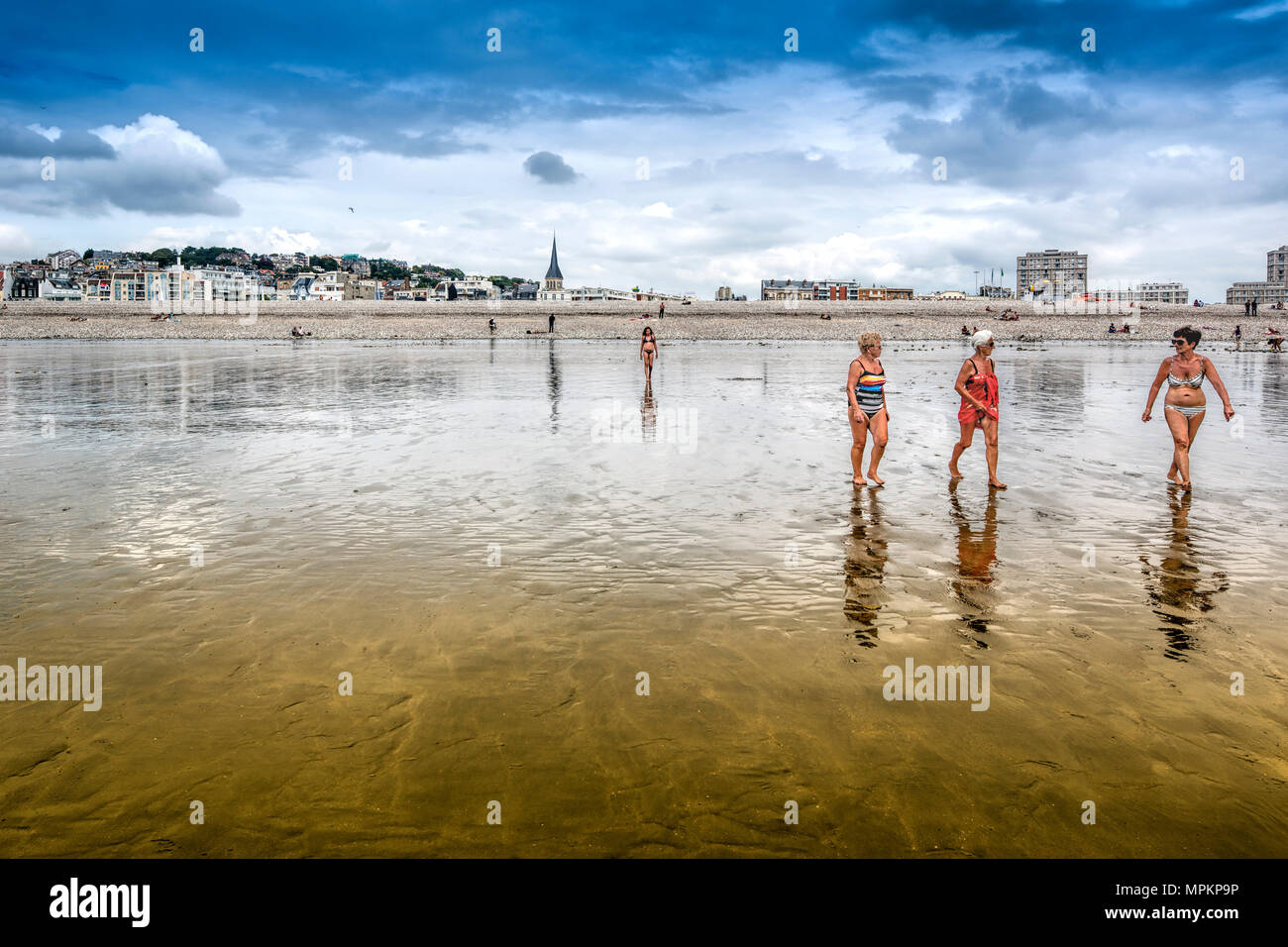 Woman swimsuit mirror hi-res stock photography and images - Alamy