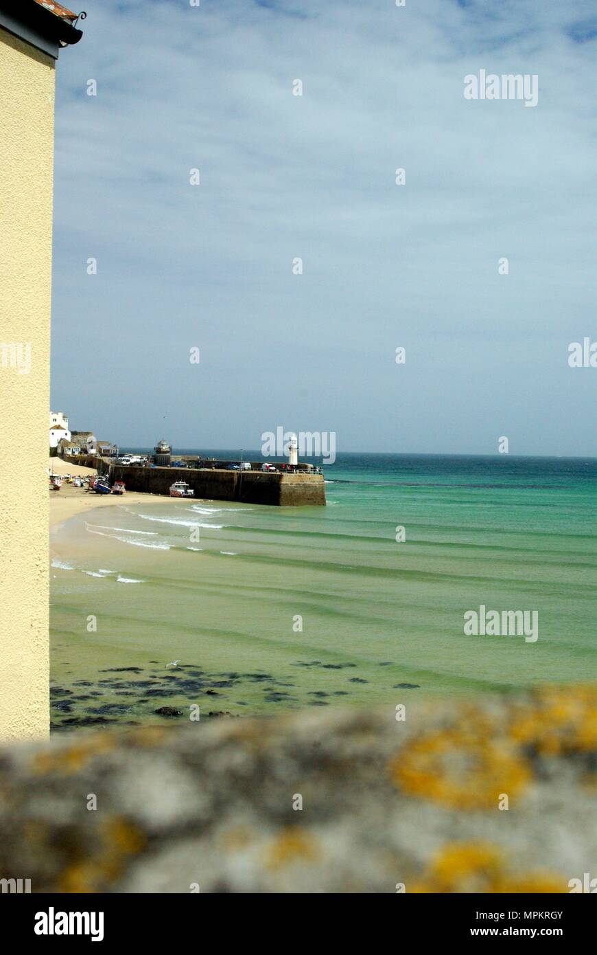 Harbour lighthouse sea wall cornwall hi-res stock photography and ...