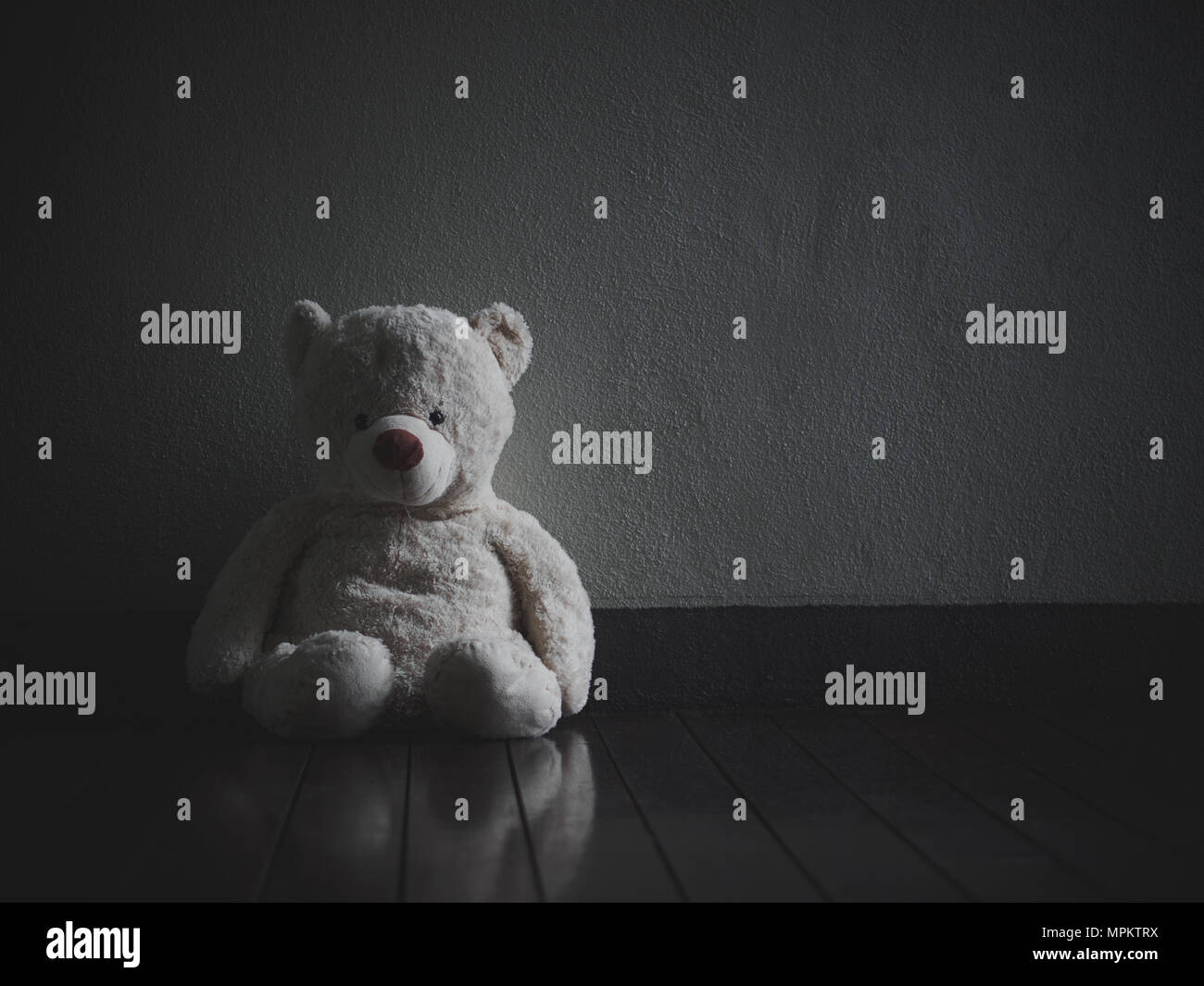 Lonely teddy bear hi-res stock photography and images - Alamy