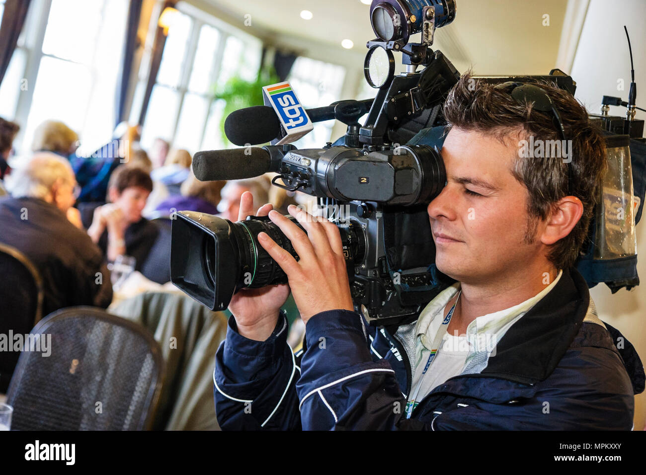 Tv cameraman hi-res stock photography and images - Alamy